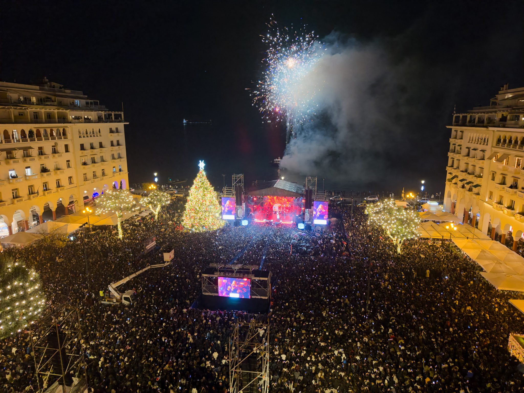 Θεσσαλονίκη: Με... βροχή και Αντώνη Ρέμο άναψε το χριστουγεννιάτικο ...