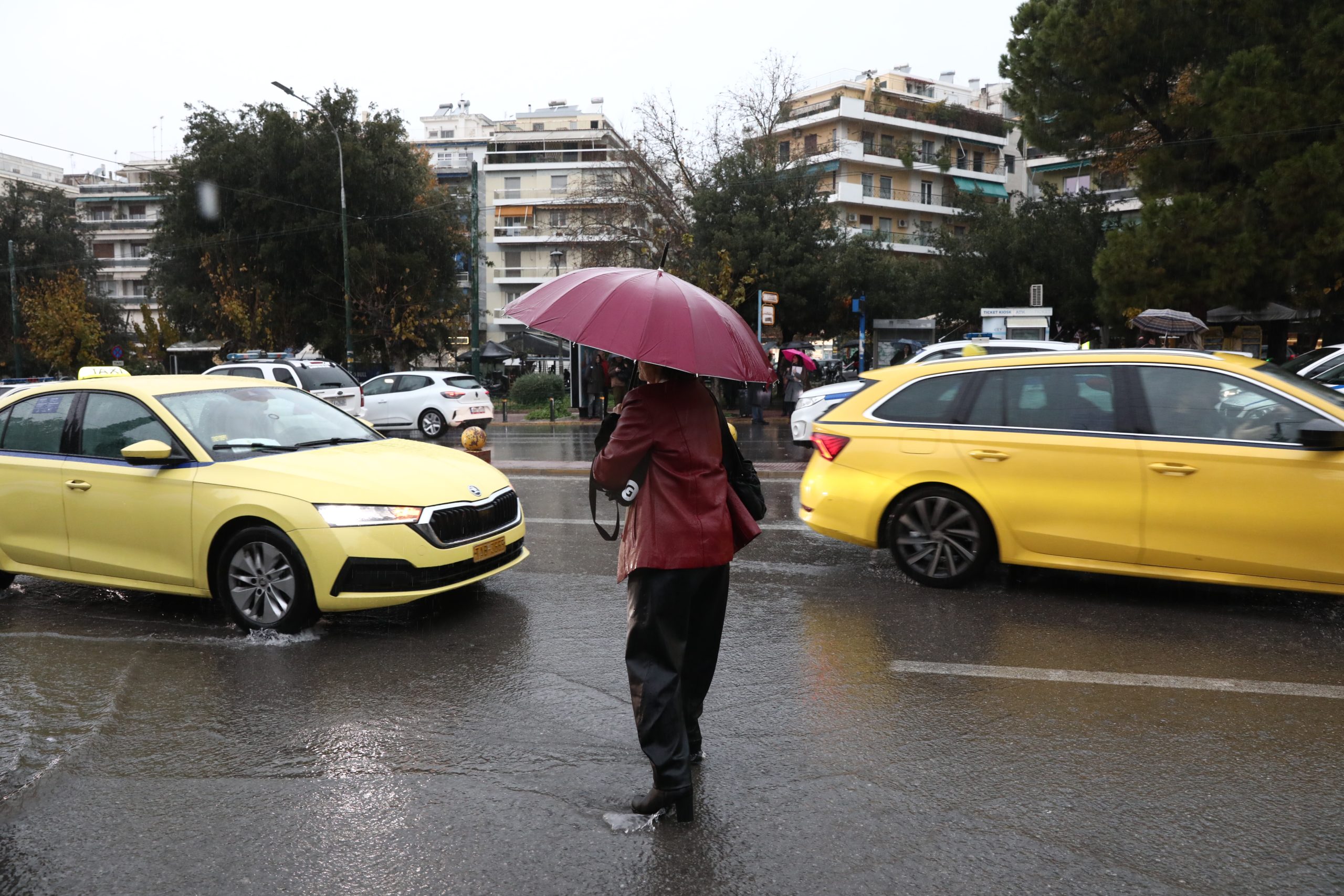 Προ των πυλών η κακοκαιρία Kristin: Πού θα χτυπήσουν καταιγίδες και ...