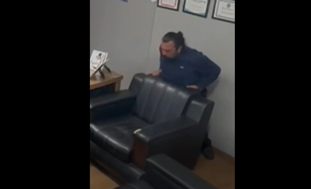 Συγκλονιστικό βίντεο: Η στιγμή που άνδρας εφαρμόζει στον εαυτό του τη ...