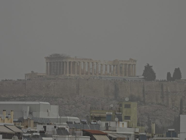 Αφρικανική σκόνη «πνίγει» την Αττική - Καλύφθηκε η Ακρόπολη, εικόνες ...