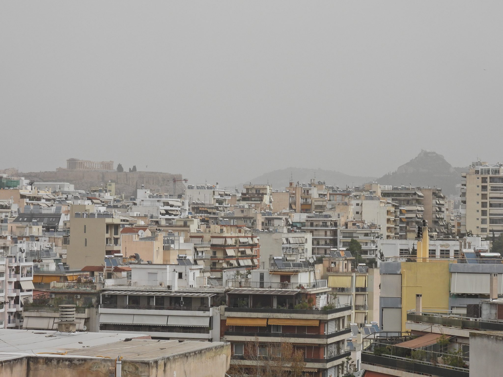 Αφρικανική σκόνη «πνίγει» την Αττική - Καλύφθηκε η Ακρόπολη, εικόνες ...