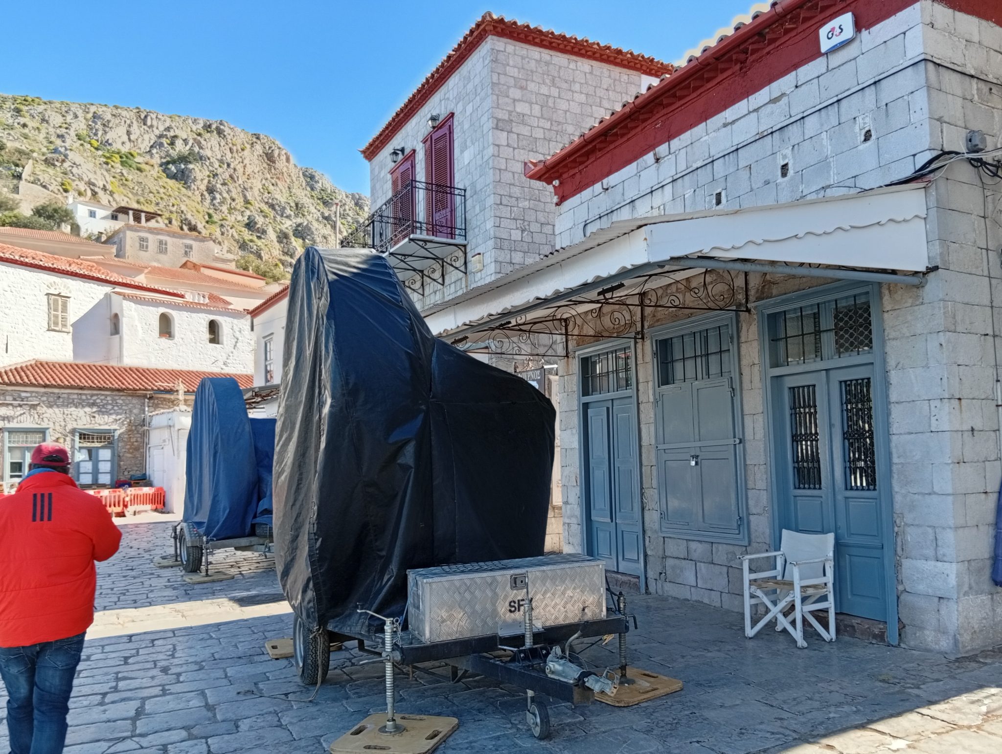 Σκηνικό Χόλιγουντ στην Ύδρα: Πυρετώδεις προετοιμασίες για τα γυρίσματα ...